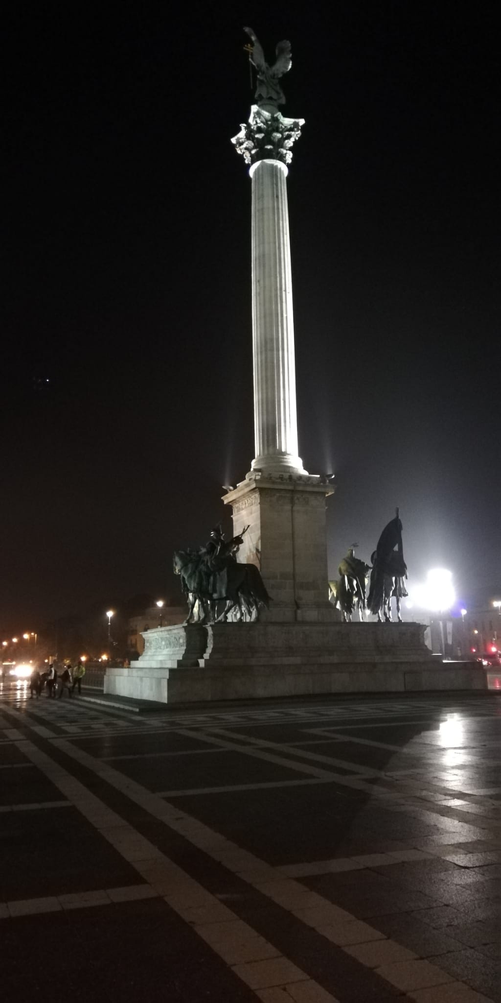 Is Budapest Heroes square worth a visit?